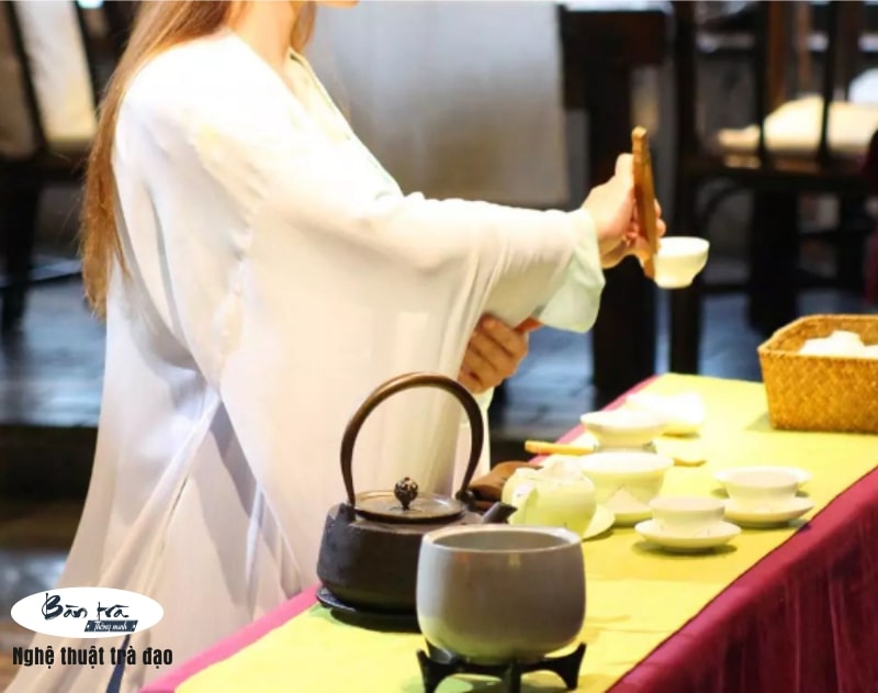 Uống trà cần lưu ý điều gì ? Những điều cần biết trong nghi thức mời trà