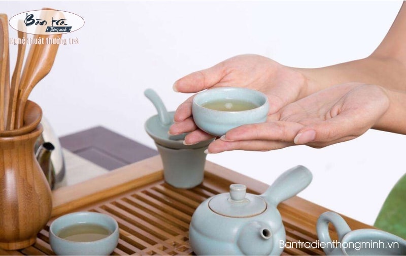 Uống trà cần lưu ý điều gì ? Những điều cần biết trong nghi thức mời trà